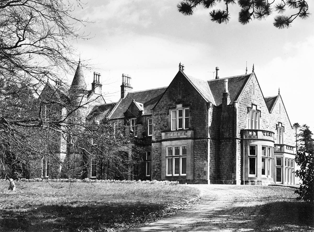 1865 – Gilford Castle, Gilford, Co. Down | Archiseek.com